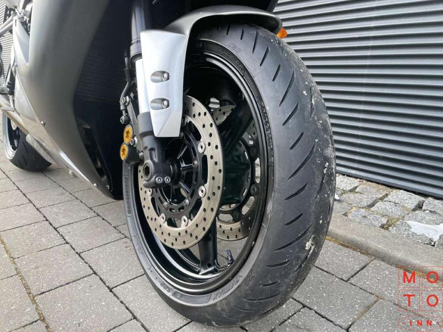Yamaha R1 2002 Rīga, ar dzinēja tilpumu 1.00 L un nobraukumu 23 tūkst. km par 3799 €, foto 18 vietnē AUTOMOTO.COM.LV