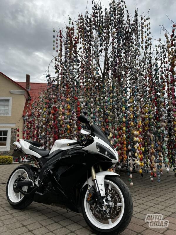 Yamaha R1 2004 Šilalė, ar dzinēja tilpumu 1.00 L un nobraukumu 61 tūkst. km par 4300 €, foto 1 vietnē AUTOMOTO.COM.LV