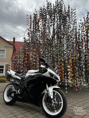 Yamaha R1 2004 Šilalė, ar dzinēja tilpumu 1.00 L un nobraukumu 61 tūkst. km par 4300 €, foto  vietnē AUTOMOTO.COM.LV