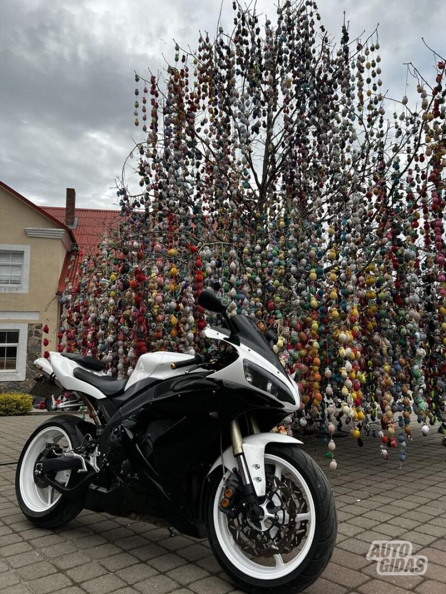 Yamaha R1 2004 Šilalė, ar dzinēja tilpumu 1.00 L un nobraukumu 61 tūkst. km par 4300 €, foto 1 vietnē AUTOMOTO.COM.LV
