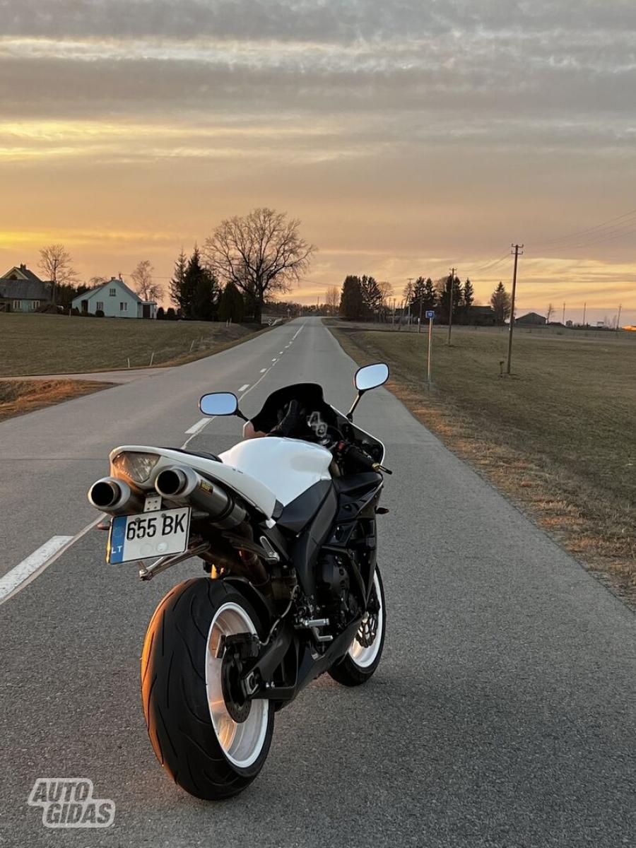 Yamaha R1 2004 Šilalė, ar dzinēja tilpumu 1.00 L un nobraukumu 61 tūkst. km par 4300 €, foto 4 vietnē AUTOMOTO.COM.LV