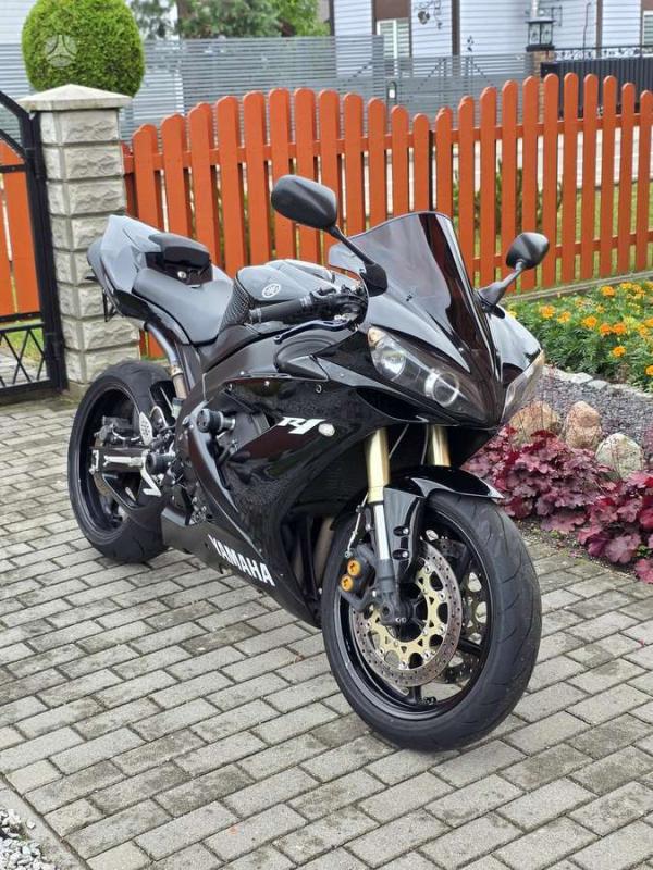 Ямаха R1 2004 в Кретинга, объемом двигателя 1.00 л и пробегом 47 тыс. км за 4600 €, фото 1 на AUTOMOTO.COM.LV