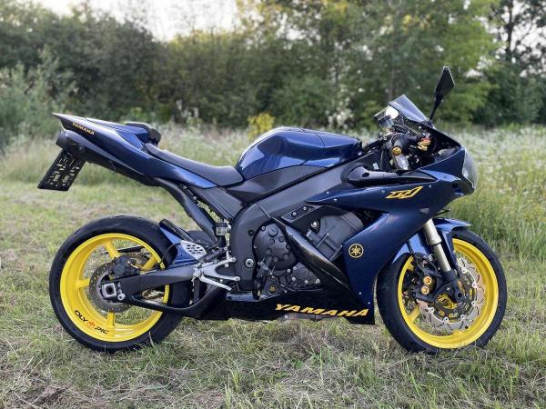 Yamaha R1 2004 Viļņa, ar dzinēja tilpumu 1.00 L un nobraukumu 32 tūkst. km par 3800 €, foto 1 vietnē AUTOMOTO.COM.LV