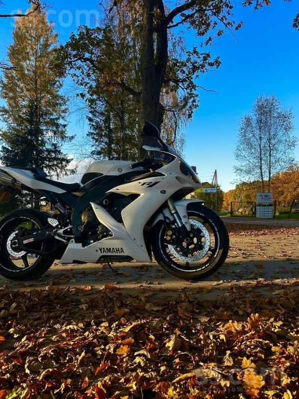Yamaha R1 2005 in Valmiera, with an engine capacity of 1.00 L and mileage of 0 thousand km for 4500 €, photo 1 on AUTOMOTO.COM.LV