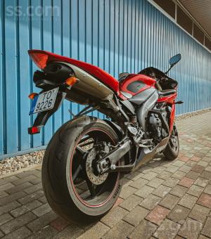 Yamaha R1 2005 in Riga, with an engine capacity of 1.00 L and mileage of 0 thousand km for 4800 €, photo 4 on AUTOMOTO.COM.LV