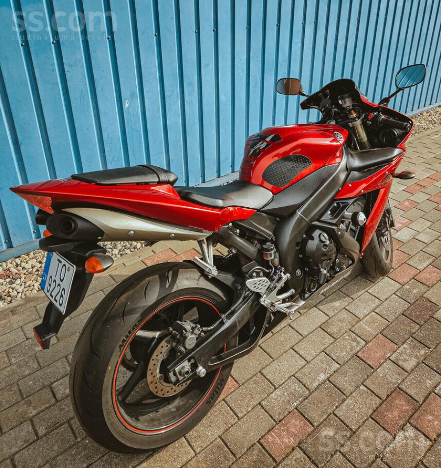 Yamaha R1 2005 in Riga, with an engine capacity of 1.00 L and mileage of 0 thousand km for 4800 €, photo 5 on AUTOMOTO.COM.LV