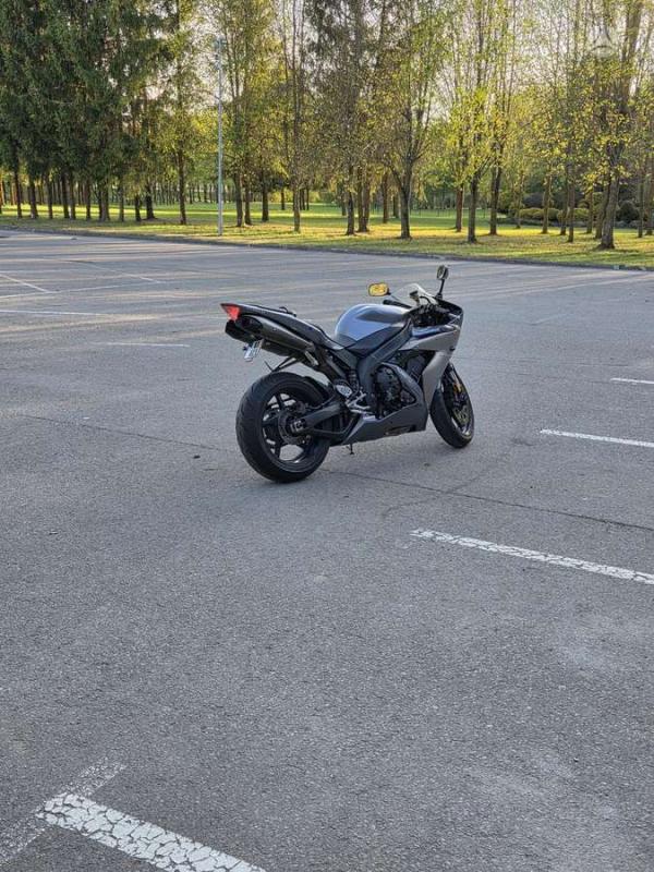 Yamaha R1 2005 Joniškis, ar dzinēja tilpumu 1.00 L un nobraukumu 24 tūkst. km par 3500 €, foto 4 vietnē AUTOMOTO.COM.LV