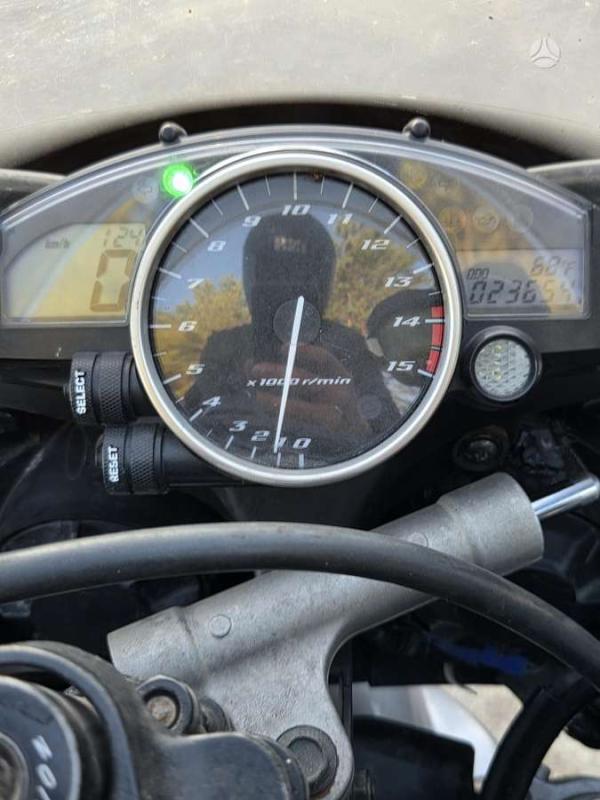 Yamaha R1 2005 Joniškis, ar dzinēja tilpumu 1.00 L un nobraukumu 24 tūkst. km par 3500 €, foto 9 vietnē AUTOMOTO.COM.LV