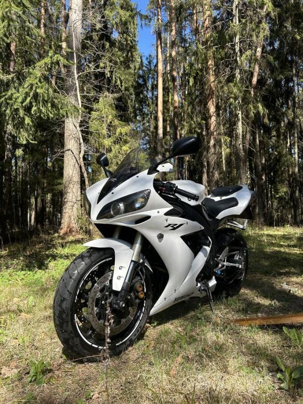 Yamaha R1 2005 in Valmiera, with an engine capacity of 1.00 L and mileage of 0 thousand km for 4200 €, photo 1 on AUTOMOTO.COM.LV
