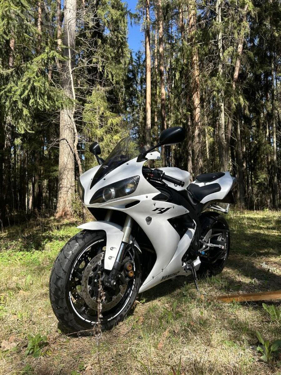 Ямаха R1 2005 в Валмиера, объемом двигателя 1.00 л и пробегом 0 тыс. км за 4200 €, фото 1 на AUTOMOTO.COM.LV