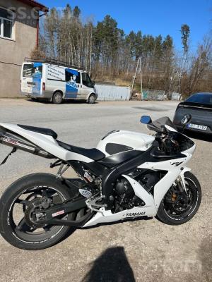 Ямаха R1 2005 в Валмиера, объемом двигателя 1.00 л и пробегом 0 тыс. км за 4200 €, фото 3 на AUTOMOTO.COM.LV