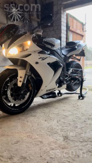 Ямаха R1 2005 в Валмиера, объемом двигателя 1.00 л и пробегом 0 тыс. км за 4200 €, фото 4 на AUTOMOTO.COM.LV