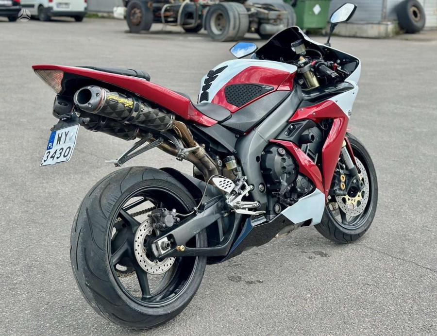 Yamaha R1 2005 in Vilnius, with an engine capacity of 1.00 L and mileage of 70 thousand km for 4100 €, photo 12 on AUTOMOTO.COM.LV