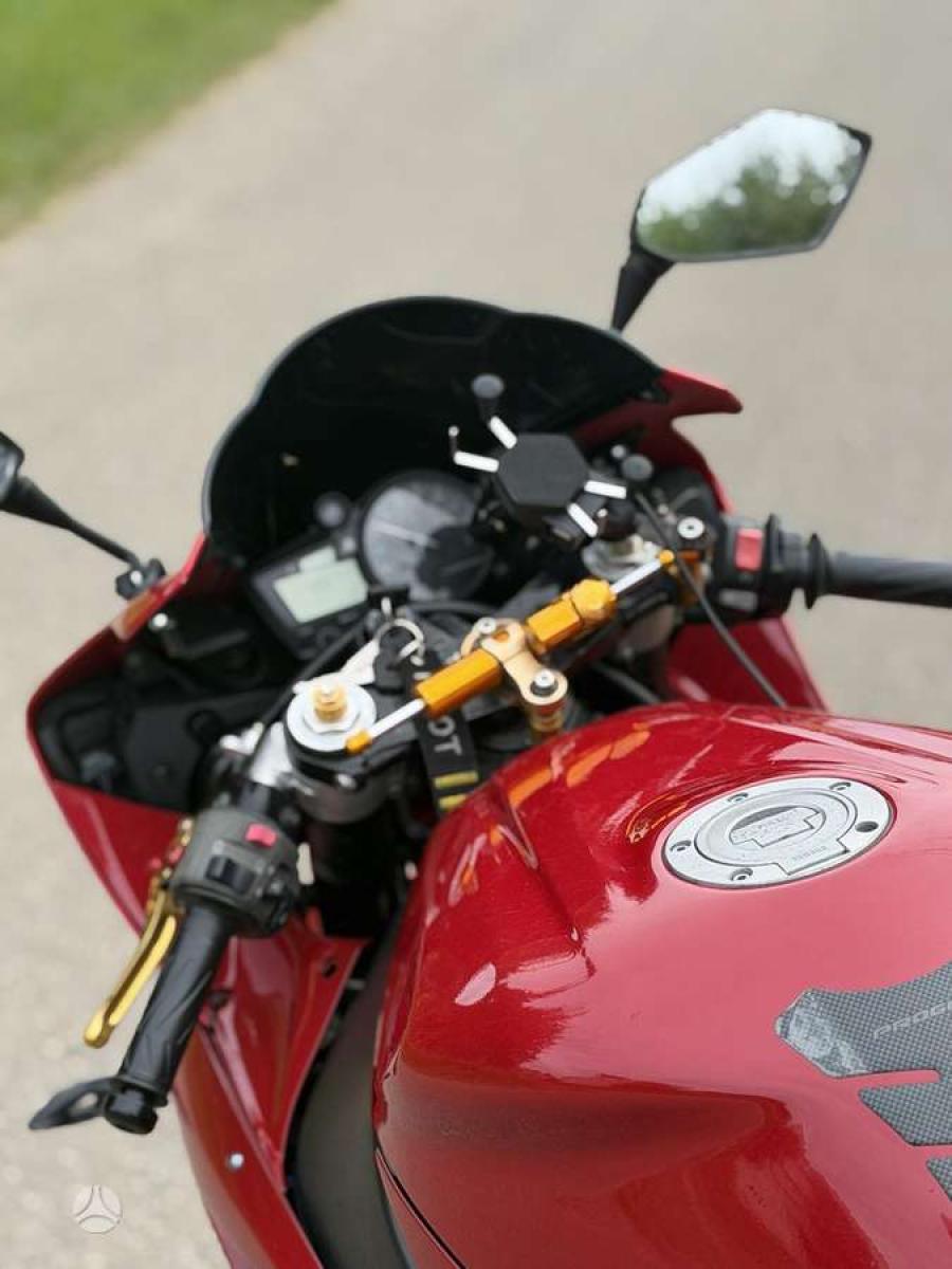Yamaha R1 2005 Viļņa, ar dzinēja tilpumu 1.00 L un nobraukumu 50 tūkst. km par 3500 €, foto 4 vietnē AUTOMOTO.COM.LV