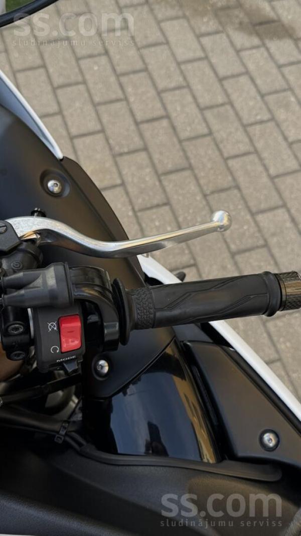 Yamaha R1 2011 in Riga, with an engine capacity of 1.00 L and mileage of 0 thousand km for 8350 €, photo 7 on AUTOMOTO.COM.LV
