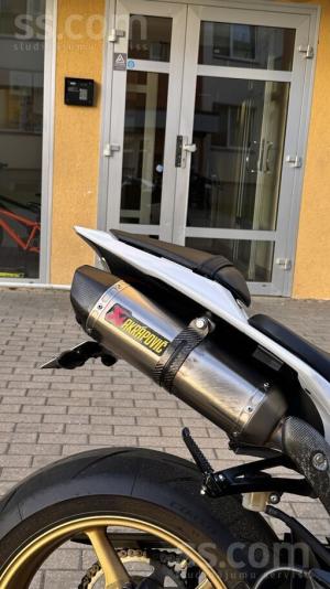 Yamaha R1 2011 in Riga, with an engine capacity of 1.00 L and mileage of 0 thousand km for 8350 €, photo 4 on AUTOMOTO.COM.LV