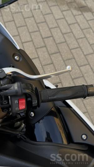 Yamaha R1 2011 in Riga, with an engine capacity of 1.00 L and mileage of 0 thousand km for 8350 €, photo 8 on AUTOMOTO.COM.LV