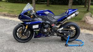 Yamaha R1 2014 Šauļi, ar dzinēja tilpumu 1.00 L un nobraukumu 6 tūkst. km par 5250 €, foto  vietnē AUTOMOTO.COM.LV