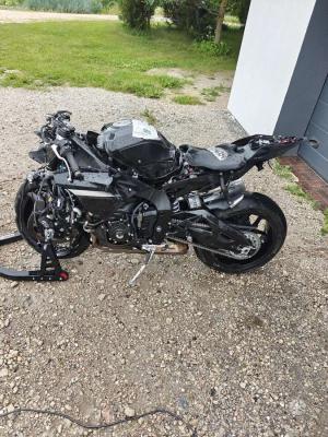 Ямаха R1 2024 в Вильнюс, объемом двигателя 1.00 л и пробегом 1000 тыс. км за 7999 €, фото 1 на AUTOMOTO.COM.LV