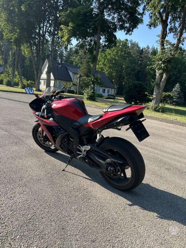 Sarkans Yamaha R1 2005 Šakiai, ar dzinēja tilpumu 1.00 L un nobraukumu 60 tūkst. km par 4300 €, foto 2 vietnē AUTOMOTO.COM.LV