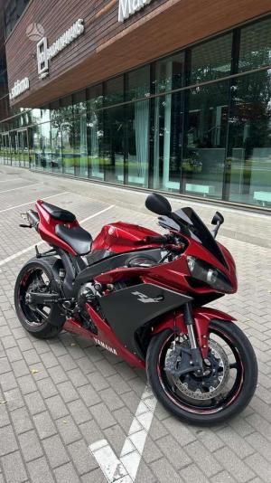 Sarkans Yamaha R1 2007 Kauņa, ar dzinēja tilpumu 1.00 L un nobraukumu 52 tūkst. km par 4999 €, foto  vietnē AUTOMOTO.COM.LV