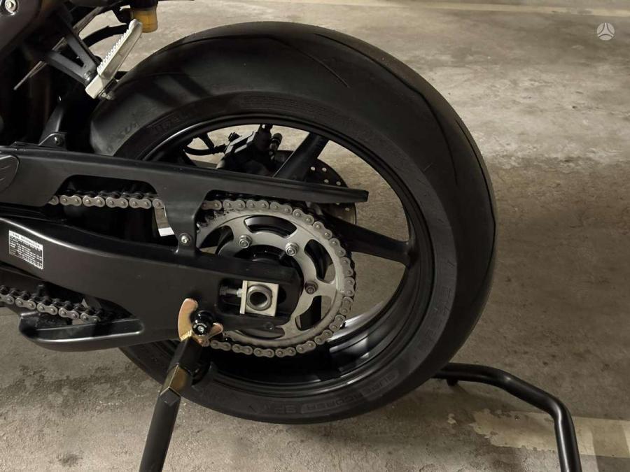 Sarkans Yamaha R1 2013 Rīga, ar dzinēja tilpumu 1.00 L un nobraukumu 33 tūkst. km par 10500 €, foto 9 vietnē AUTOMOTO.COM.LV