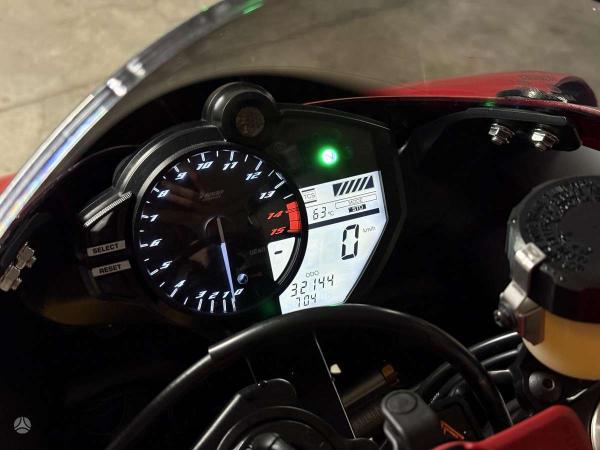 Sarkans Yamaha R1 2013 Rīga, ar dzinēja tilpumu 1.00 L un nobraukumu 33 tūkst. km par 10500 €, foto 10 vietnē AUTOMOTO.COM.LV