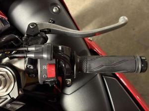 Sarkans Yamaha R1 2013 Rīga, ar dzinēja tilpumu 1.00 L un nobraukumu 33 tūkst. km par 10500 €, foto 21 vietnē AUTOMOTO.COM.LV