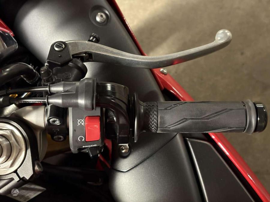 Sarkans Yamaha R1 2013 Rīga, ar dzinēja tilpumu 1.00 L un nobraukumu 33 tūkst. km par 10500 €, foto 21 vietnē AUTOMOTO.COM.LV