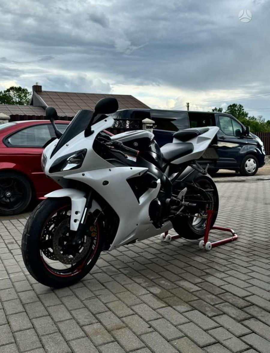 White Yamaha R1 2003 in Vilnius, with an engine capacity of 1.00 L and mileage of 65 thousand km for 2700 €, photo 1 on AUTOMOTO.COM.LV