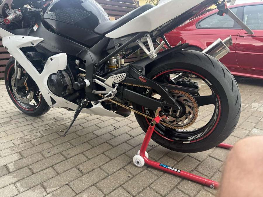 White Yamaha R1 2003 in Vilnius, with an engine capacity of 1.00 L and mileage of 65 thousand km for 2700 €, photo 3 on AUTOMOTO.COM.LV