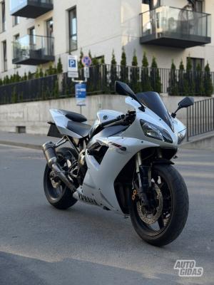 Balts Yamaha R1 2003 Viļņa, ar dzinēja tilpumu 1.00 L un nobraukumu 38 tūkst. km par 3250 €, foto  vietnē AUTOMOTO.COM.LV