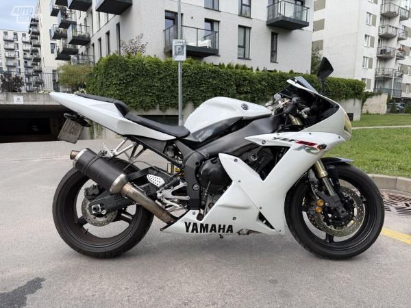 White Yamaha R1 2003 in Vilnius, with an engine capacity of 1.00 L and mileage of 38 thousand km for 3199 €, photo 3 on AUTOMOTO.COM.LV