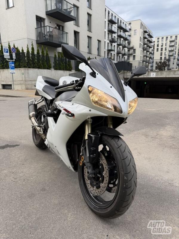 White Yamaha R1 2003 in Vilnius, with an engine capacity of 1.00 L and mileage of 38 thousand km for 3199 €, photo 4 on AUTOMOTO.COM.LV