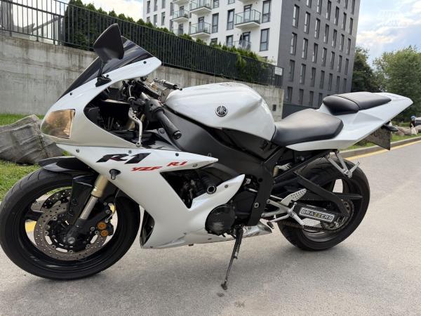 White Yamaha R1 2003 in Vilnius, with an engine capacity of 1.00 L and mileage of 38 thousand km for 3199 €, photo 5 on AUTOMOTO.COM.LV