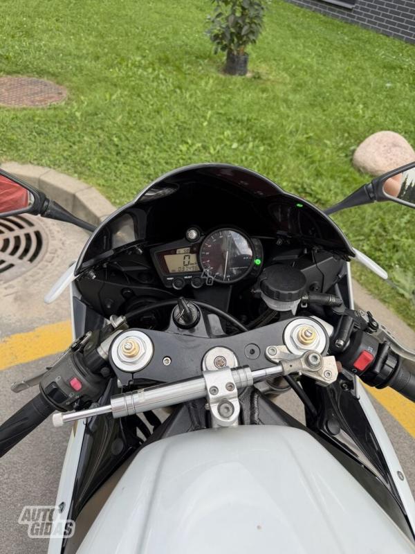White Yamaha R1 2003 in Vilnius, with an engine capacity of 1.00 L and mileage of 38 thousand km for 3199 €, photo 7 on AUTOMOTO.COM.LV