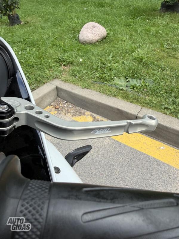 White Yamaha R1 2003 in Vilnius, with an engine capacity of 1.00 L and mileage of 38 thousand km for 3199 €, photo 8 on AUTOMOTO.COM.LV