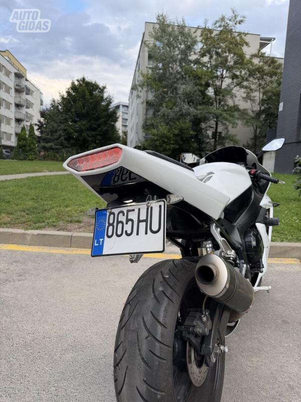 White Yamaha R1 2003 in Vilnius, with an engine capacity of 1.00 L and mileage of 38 thousand km for 3199 €, photo 9 on AUTOMOTO.COM.LV