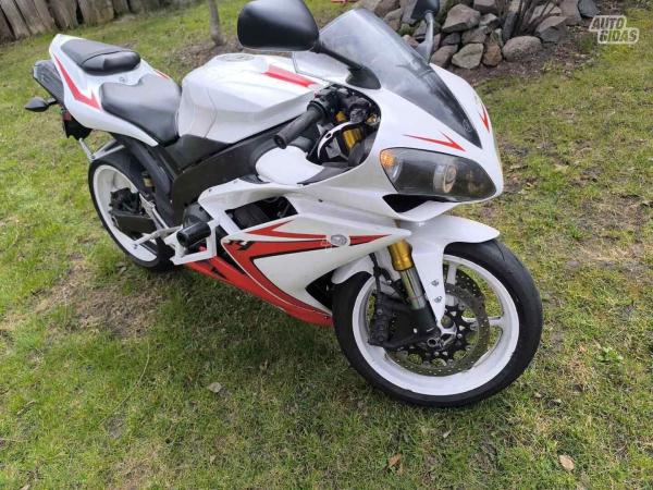 Balts Yamaha R1 2007 Kauņa, ar dzinēja tilpumu 1.00 L un nobraukumu 15 tūkst. km par 6200 €, foto 4 vietnē AUTOMOTO.COM.LV