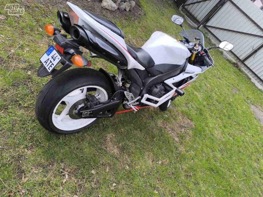 Balts Yamaha R1 2007 Kauņa, ar dzinēja tilpumu 1.00 L un nobraukumu 15 tūkst. km par 6200 €, foto 7 vietnē AUTOMOTO.COM.LV