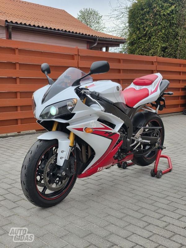 Белый Ямаха R1 2007 в Кретинга, объемом двигателя 0.00 л и пробегом 32 тыс. км за 5250 €, фото 5 на AUTOMOTO.COM.LV