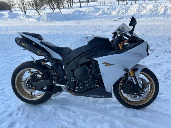 White Yamaha R1 2013 in Vilnius, with an engine capacity of 1.00 L and mileage of 32 thousand km for 7250 €, photo 2 on AUTOMOTO.COM.LV