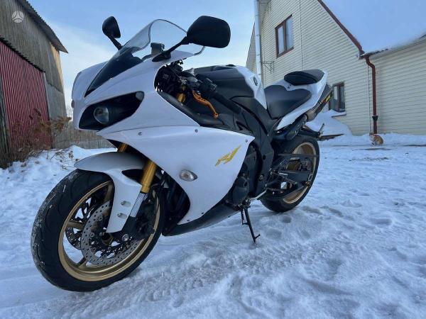 White Yamaha R1 2013 in Vilnius, with an engine capacity of 1.00 L and mileage of 32 thousand km for 7250 €, photo 5 on AUTOMOTO.COM.LV