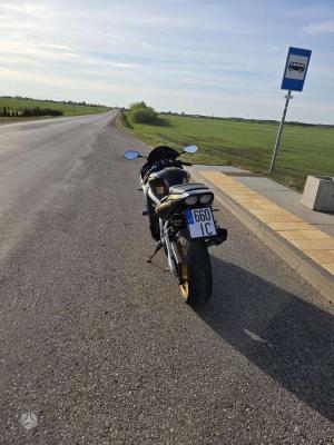 Black Yamaha R6 1999 in Kaunas, with an engine capacity of 0.60 L and mileage of 49 thousand km for 1700 €, photo 4 on AUTOMOTO.COM.LV