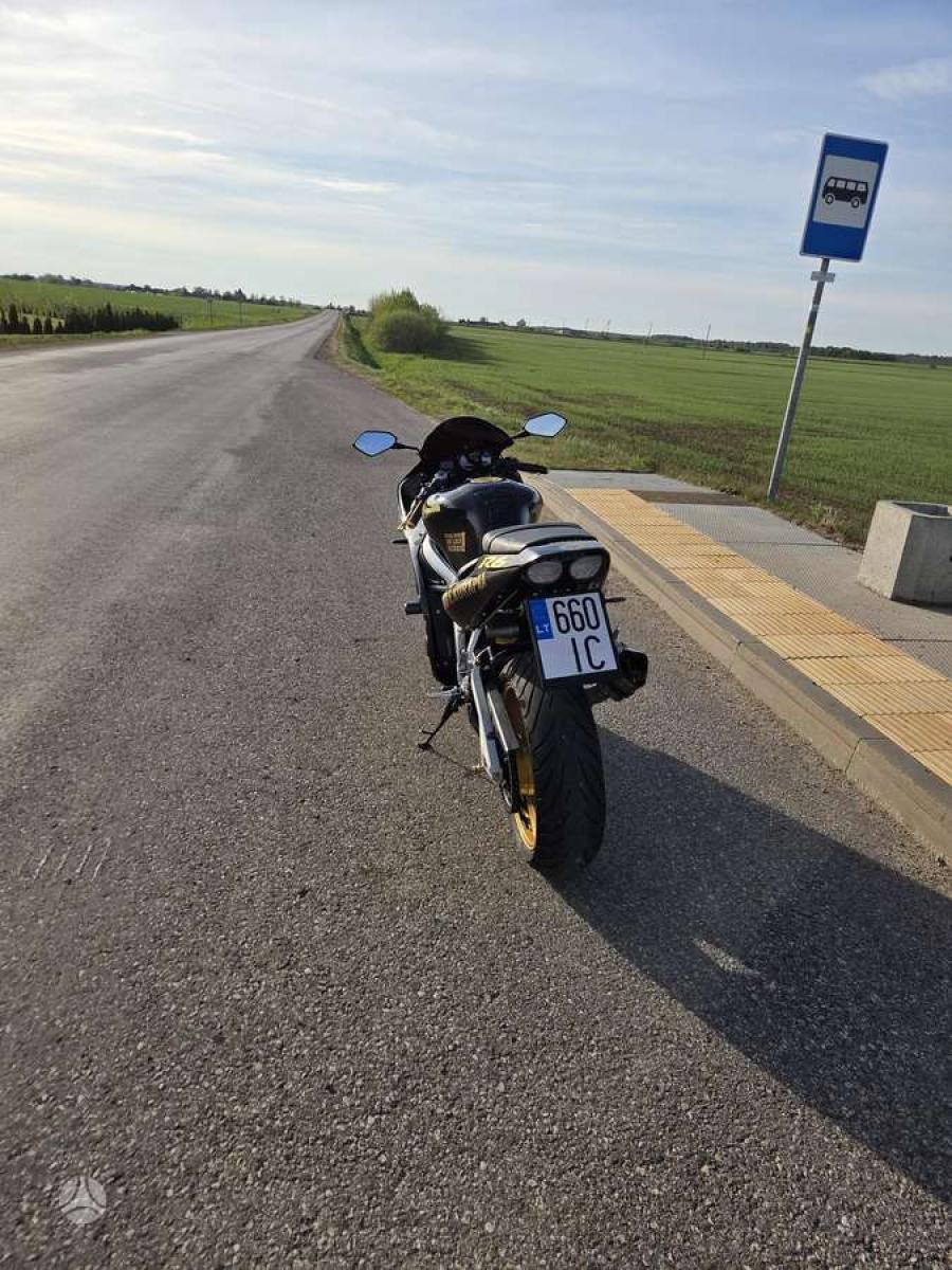 Black Yamaha R6 1999 in Kaunas, with an engine capacity of 0.60 L and mileage of 49 thousand km for 1700 €, photo 4 on AUTOMOTO.COM.LV