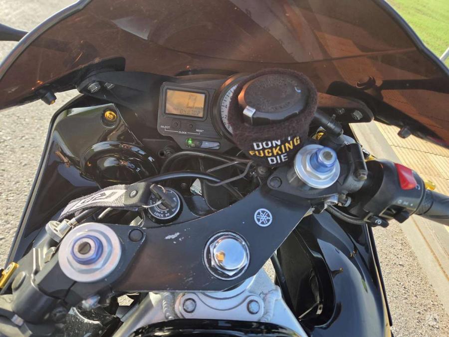 Black Yamaha R6 1999 in Kaunas, with an engine capacity of 0.60 L and mileage of 49 thousand km for 1700 €, photo 6 on AUTOMOTO.COM.LV