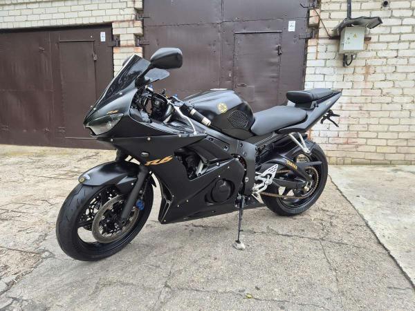 Melns Yamaha R6 2003 Alīta, ar dzinēja tilpumu 0.60 L un nobraukumu 31 tūkst. km par 3580 €, foto 1 vietnē AUTOMOTO.COM.LV