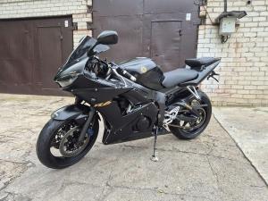 Melns Yamaha R6 2003 Alīta, ar dzinēja tilpumu 0.60 L un nobraukumu 31 tūkst. km par 3580 €, foto  vietnē AUTOMOTO.COM.LV