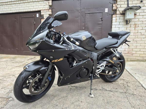 Melns Yamaha R6 2003 Alīta, ar dzinēja tilpumu 0.60 L un nobraukumu 31 tūkst. km par 3580 €, foto 3 vietnē AUTOMOTO.COM.LV