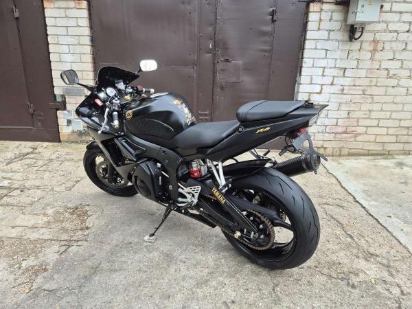 Melns Yamaha R6 2003 Alīta, ar dzinēja tilpumu 0.60 L un nobraukumu 31 tūkst. km par 3580 €, foto 5 vietnē AUTOMOTO.COM.LV